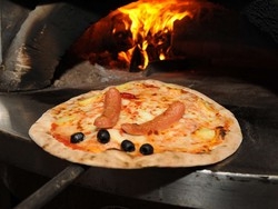 "Wurstel e patata", alla Motta è servita la pizza "Bunga Bunga" - La ...