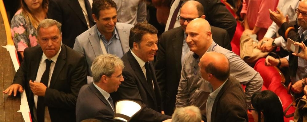 Il “vecchio” Vela Si Riempie E Attende Per Più Di Unora Poi Esplode