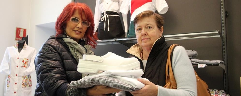 Un regalo speciale per Stefano Ora ha la divisa e può fare il cuoco ...