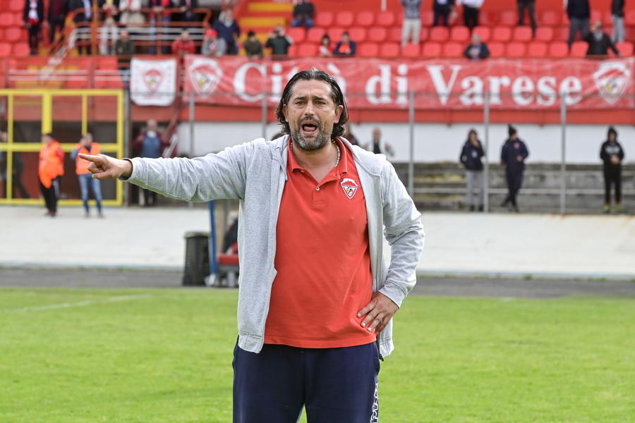 Gianluca Porro verso la panchina del Legnano. L'annuncio del direttore ...