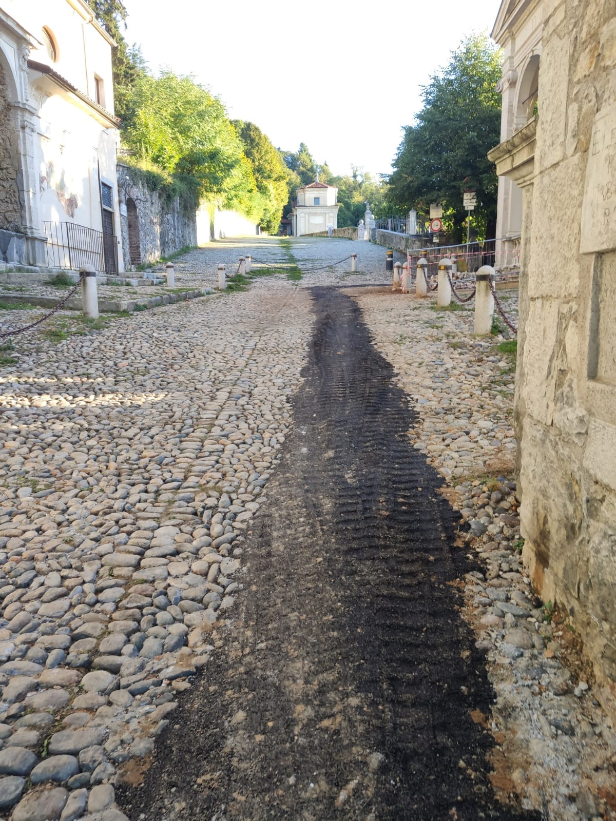 Striscia di catrame sul ciottolato alla Prima Cappella, sdegno sui ...