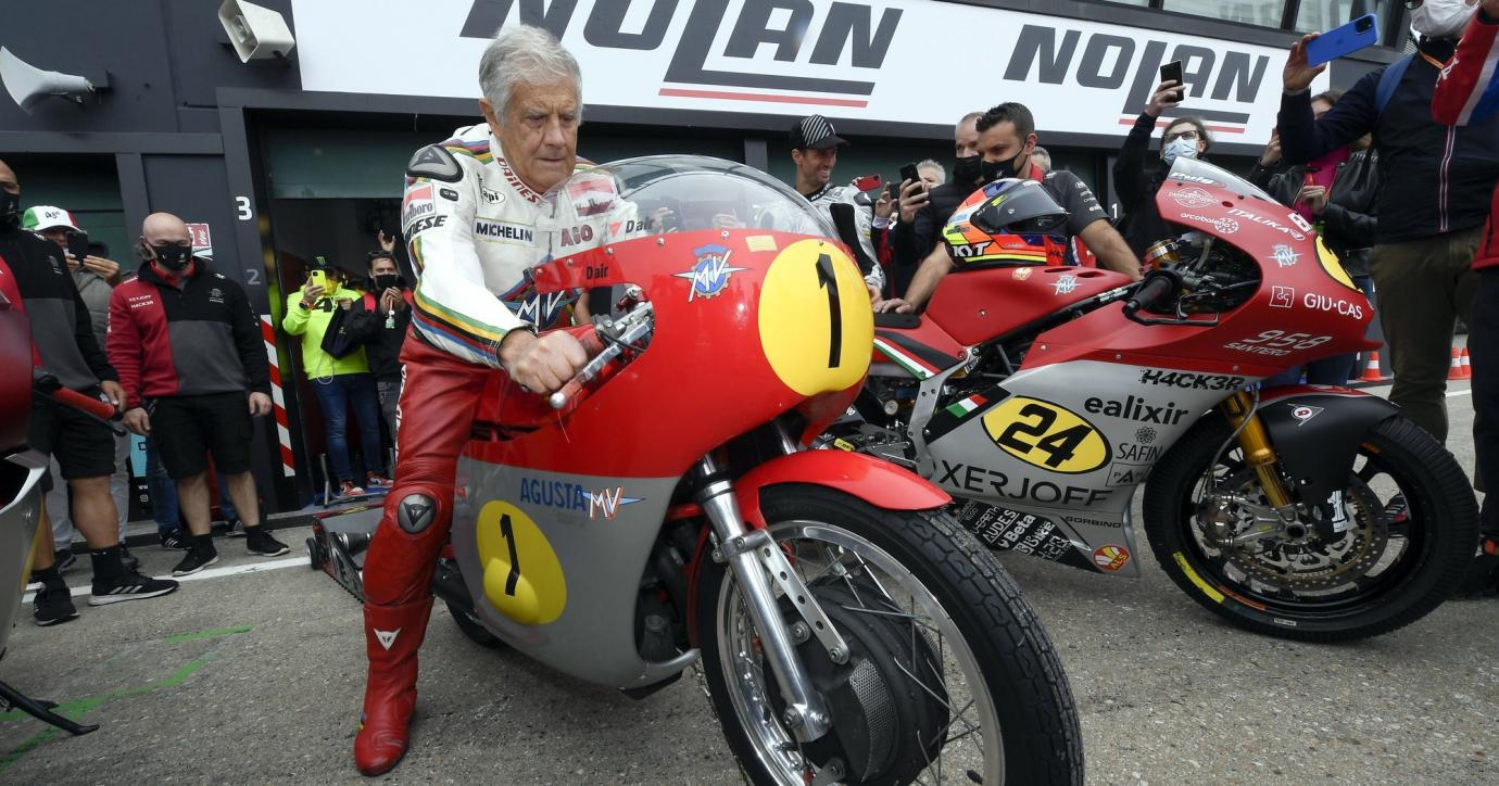 Giacomo Agostini scende in pista a Misano in sella alla sua MV Agusta ...