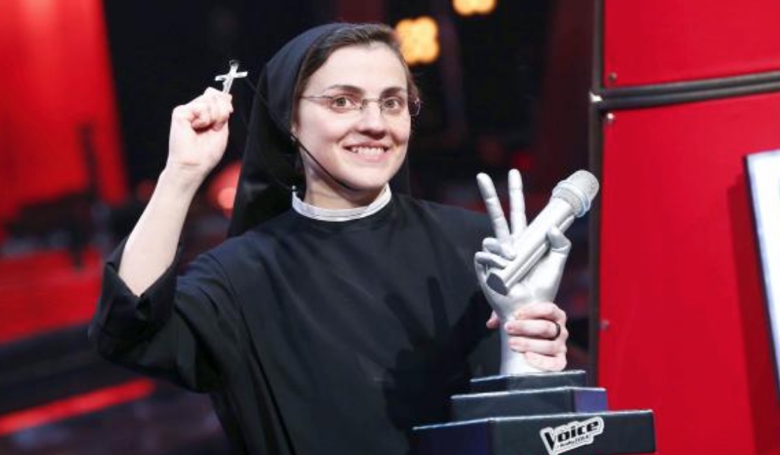 Suor Cristina dice addio al velo: "Oggi faccio la cameriera in Spagna". Ecco com'è ora - La ...