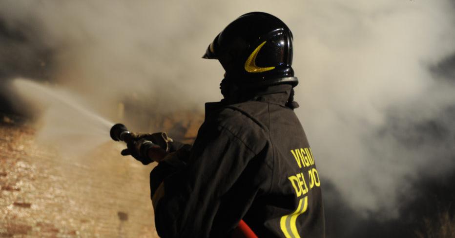 Incendio alle porte di Saronno: brucia un'officina. Vigili del fuoco al ...