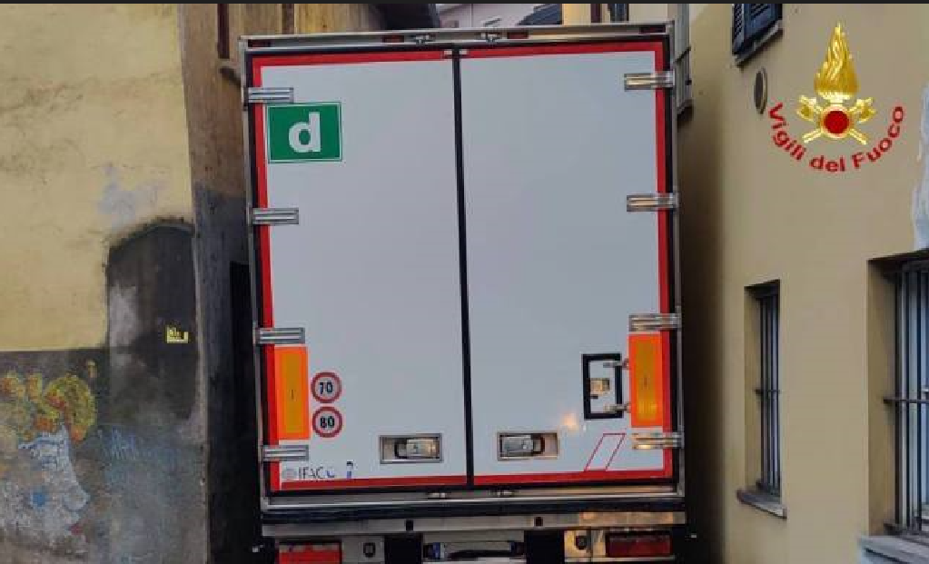 Biumo, camion rimane incastrato tra le case in via Walder. Riscoppia la ...