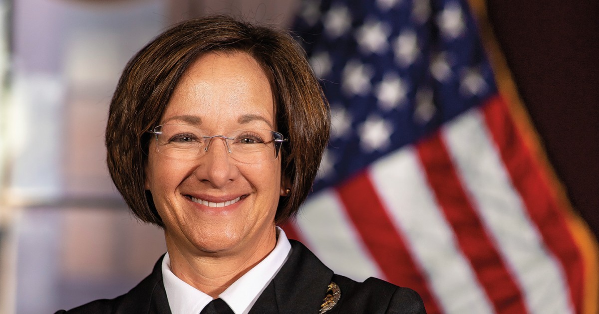 Usa, Lisa Franchetti è la prima donna a capo della Marina militare ...