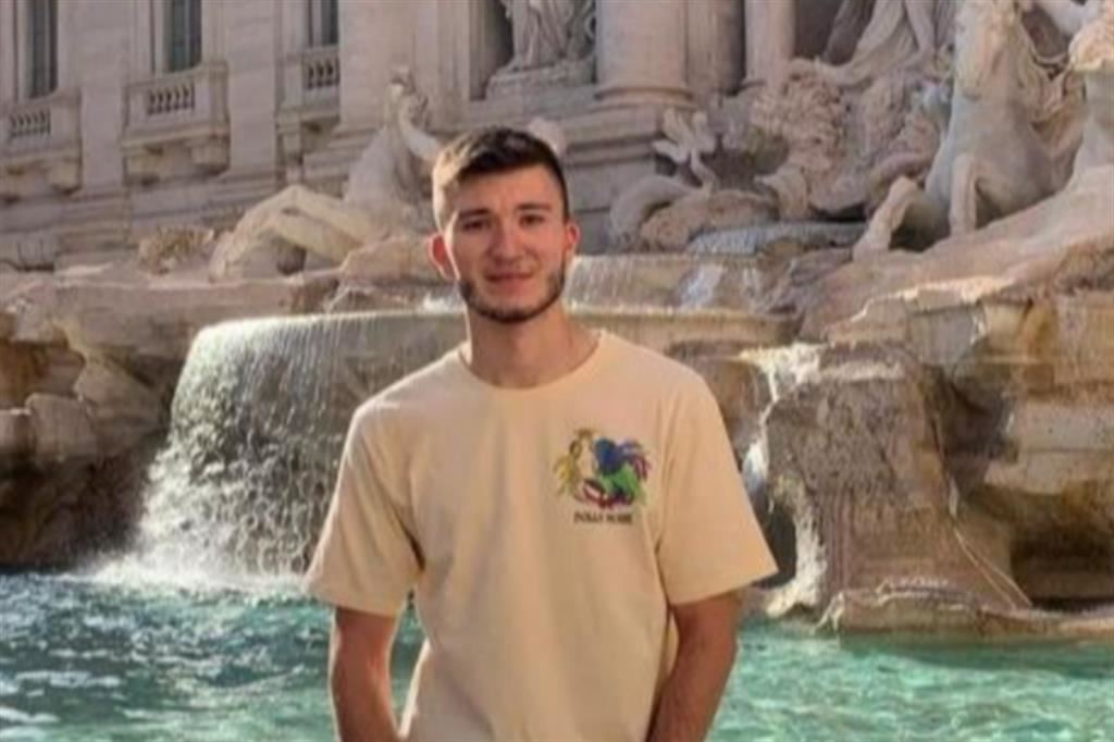 Marnate, folla e tanta commozione ai funerali di Luca Re Sartù - La ... Marnate, folla e tanta commozione ai funerali di Luca Re Sartù - La ...