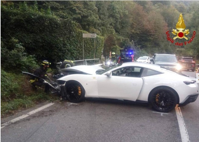 Valganna, Ferrari distrutta illesi gli occupanti. L'incidente sulla ...