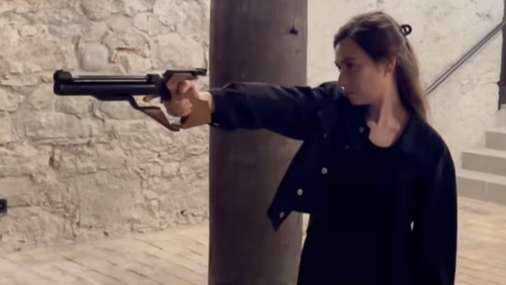 Si allena al tiro a segno sparando a Gesù e alla Madonna: politico nella bufera - La Provincia ...