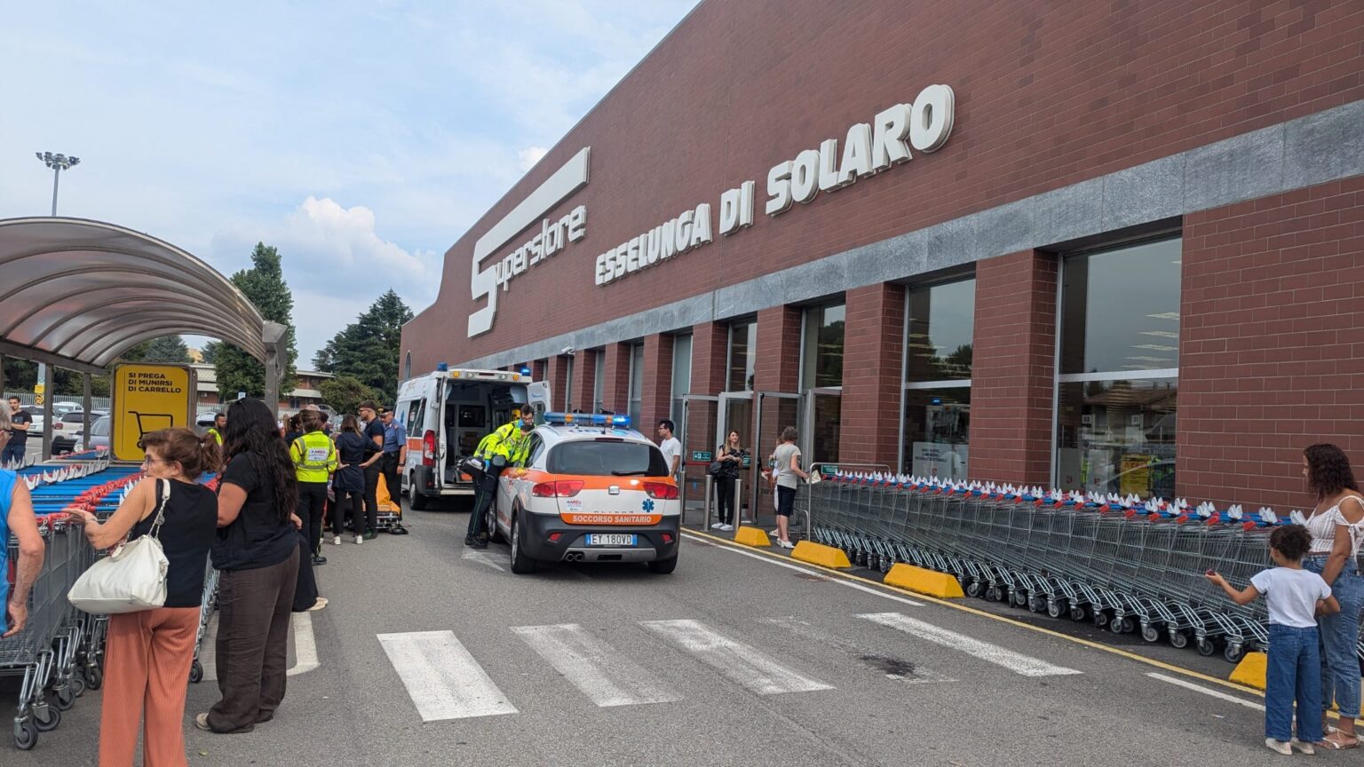 Evacuata l'Esselunga di Solaro: sostanza irritante causa malori tra i ...