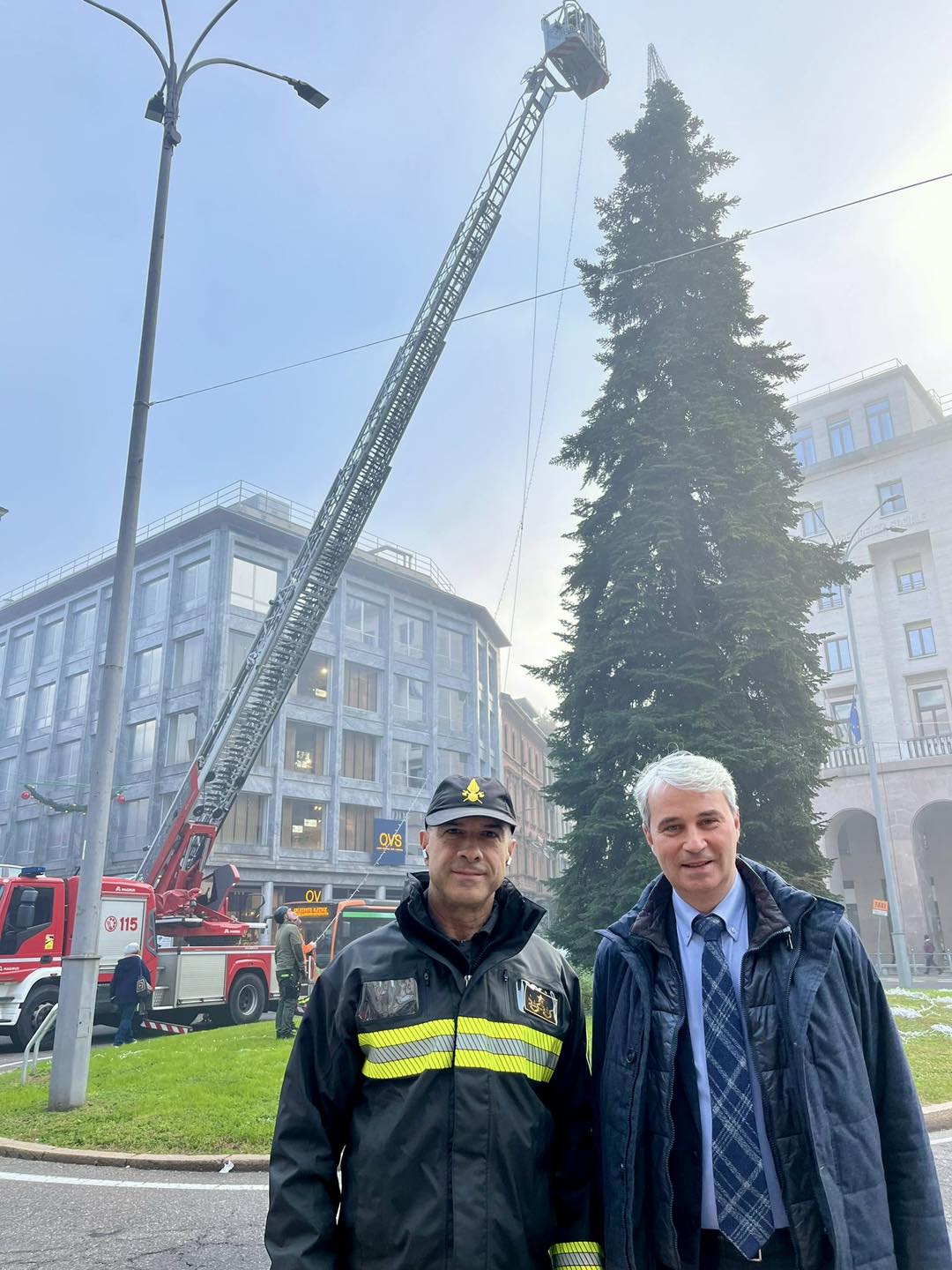 Varese, si addobba l’albero di piazza Monte Grappa, Galimberti: “E' già ...