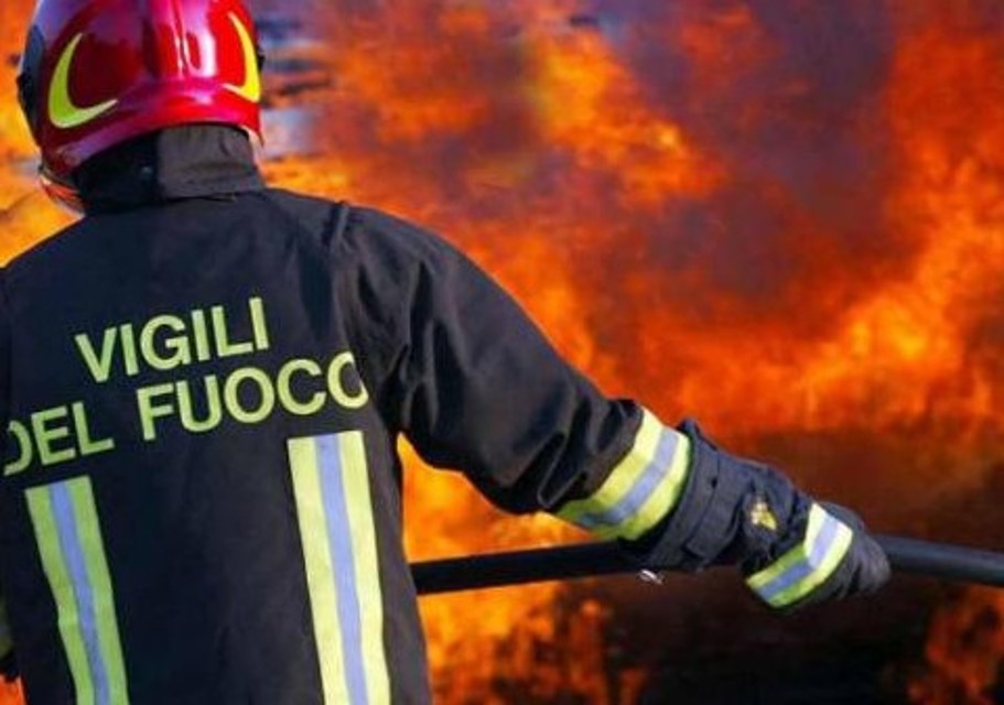 Macugnaga, a fuoco auto nella notte. Domano le fiamme il proprietario e ...