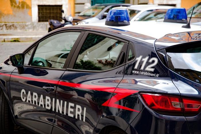 Si siede sul davanzale al quarto piano: 17enne salvata in extremis - La ...