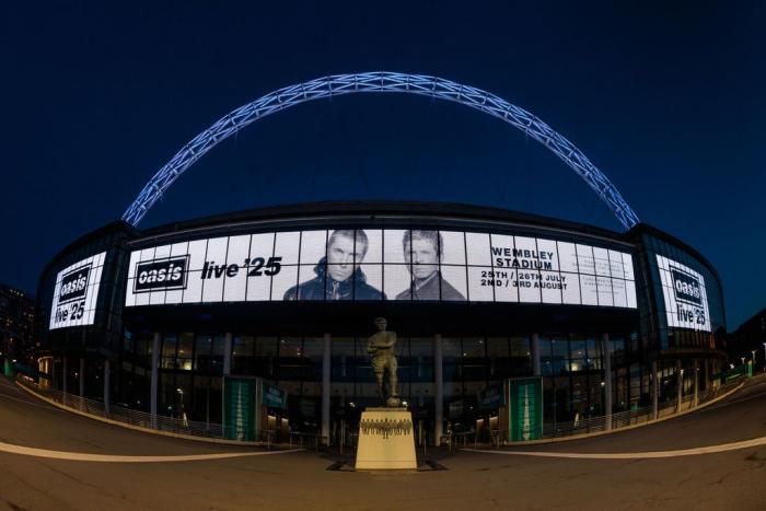 Tragedia al concerto degli Oasis a Wembley: fan muore cadendo da una balconata - La Provincia Di ...