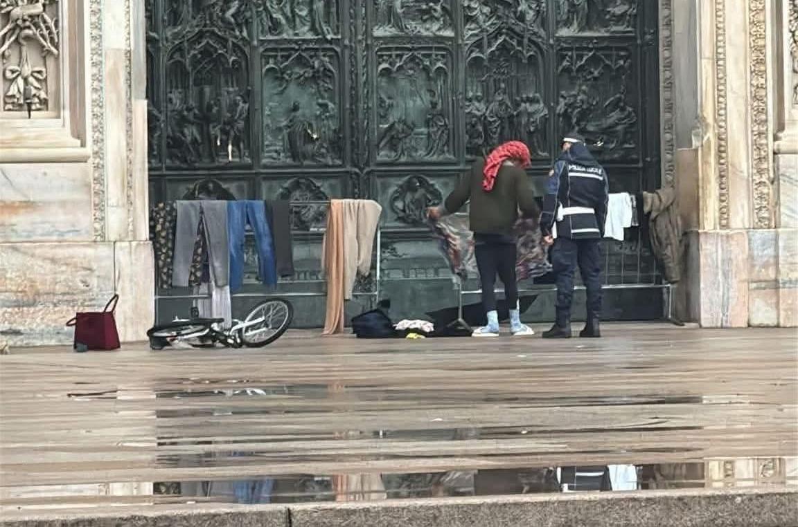 Egiziano stende i panni sul sagrato del Duomo: scoppia la polemica ...